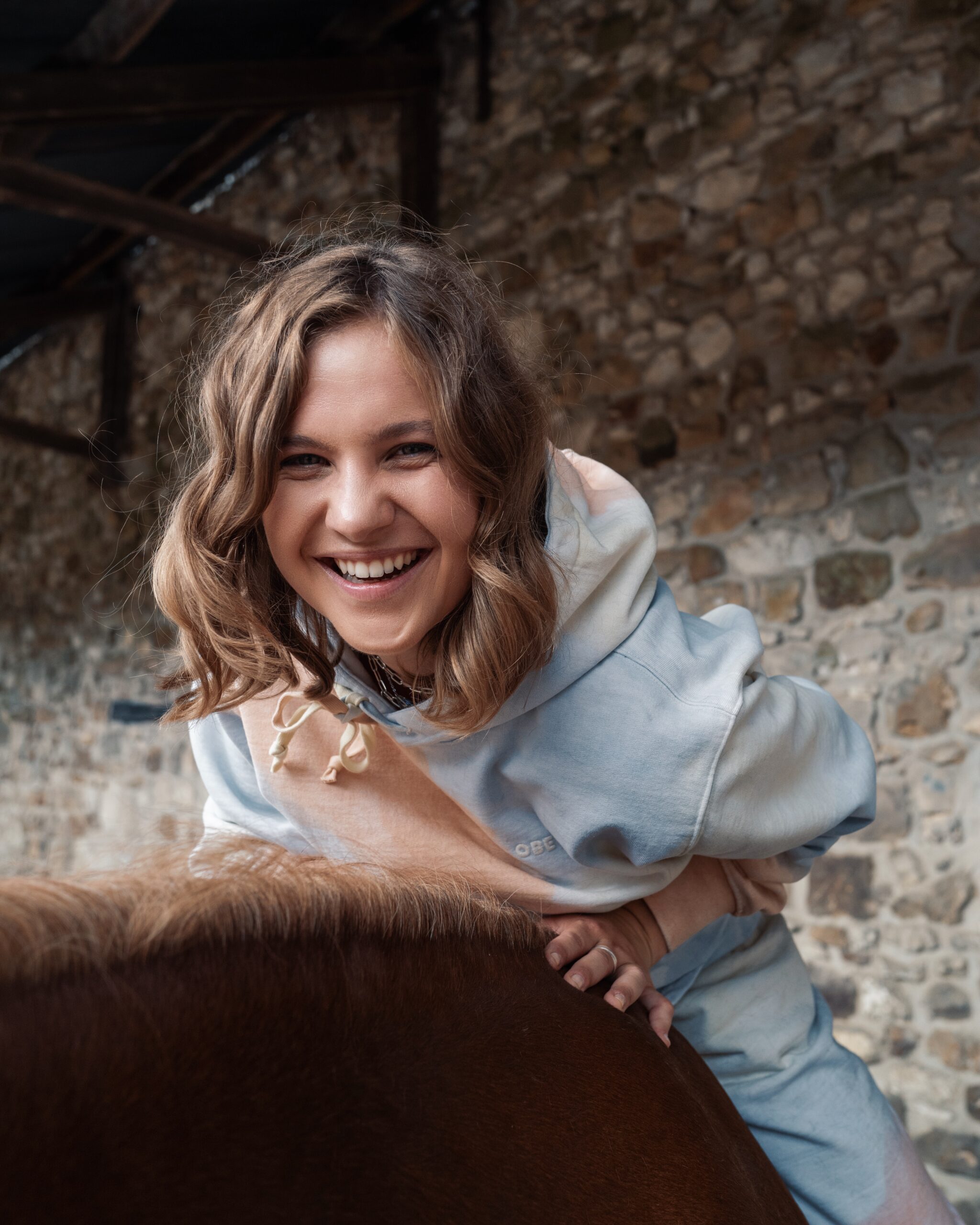 Emma Peters, jeune chanteuse dans l'air du temps, elle rayonne avec son ...
